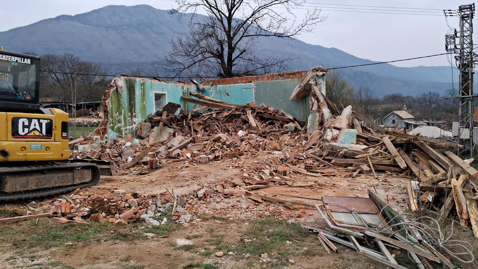 Počelo rušenje starog Doma na Glavici - Volim Danilovgrad